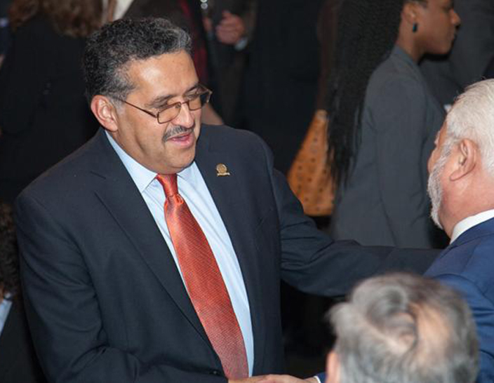 New podcast targets Latinos ahead of 2020 elections - HITN