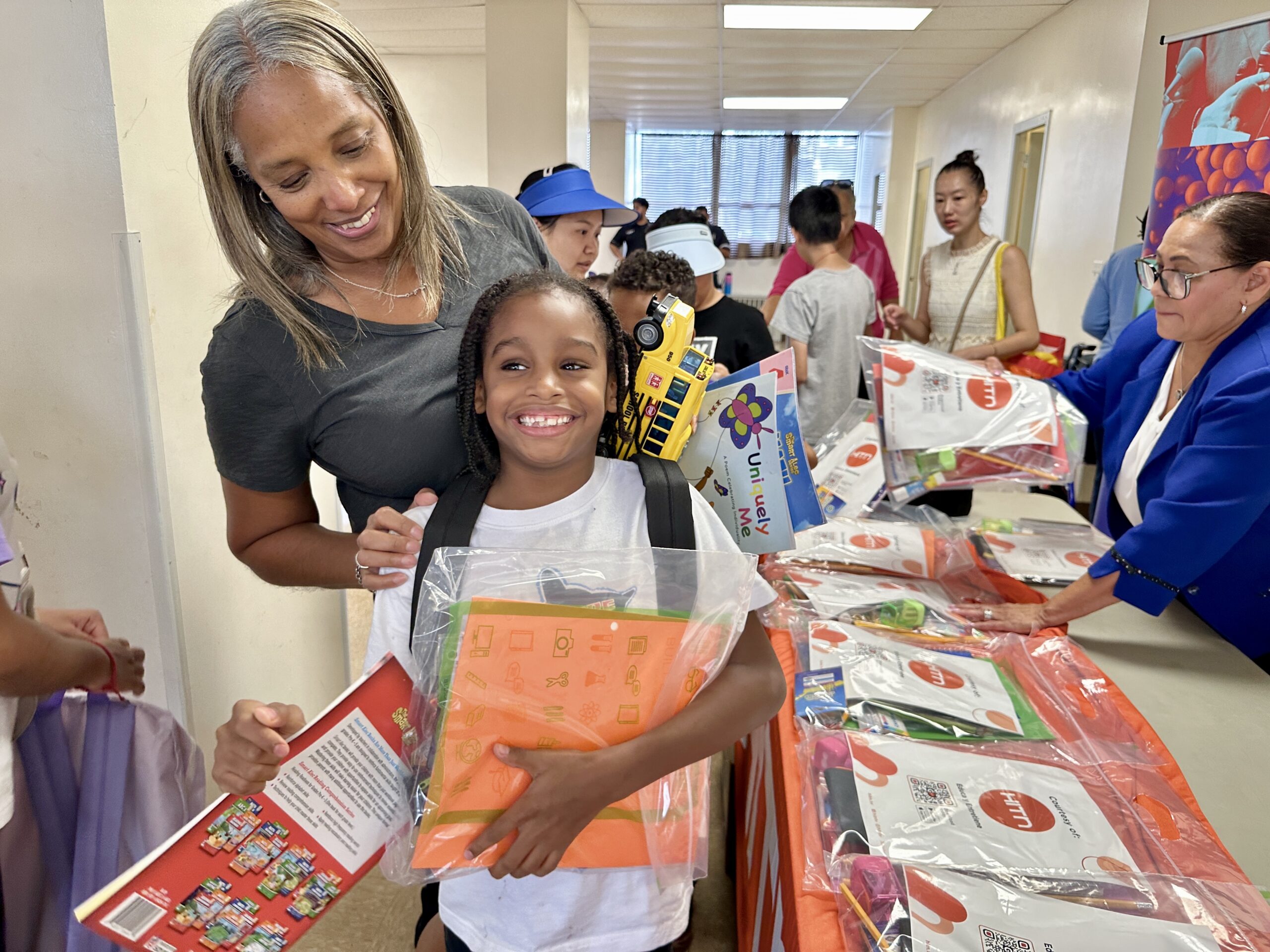 HITN organiza campaña de regreso a clases en distritos escolares de NYC - HITN